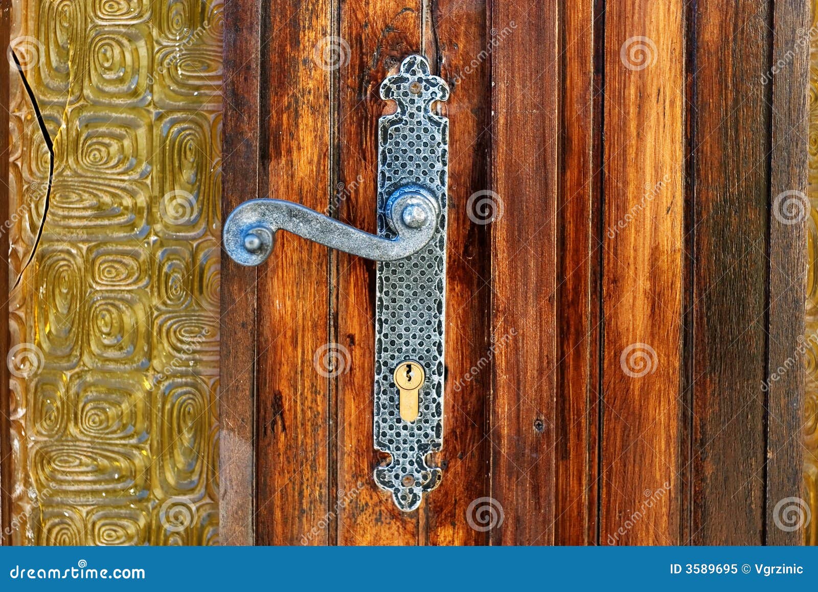 Het handvat van de deur stock afbeelding. Image of hout - 3589695