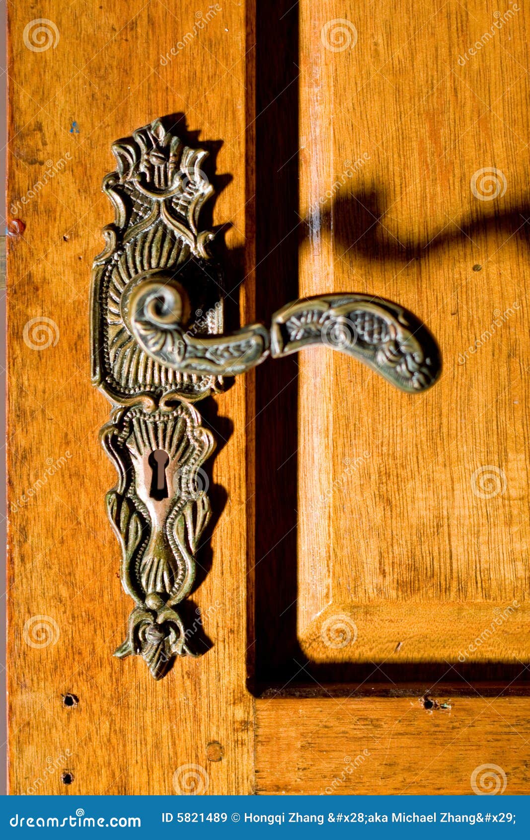 Het handvat van de deur stock afbeelding. Image of open - 5821489