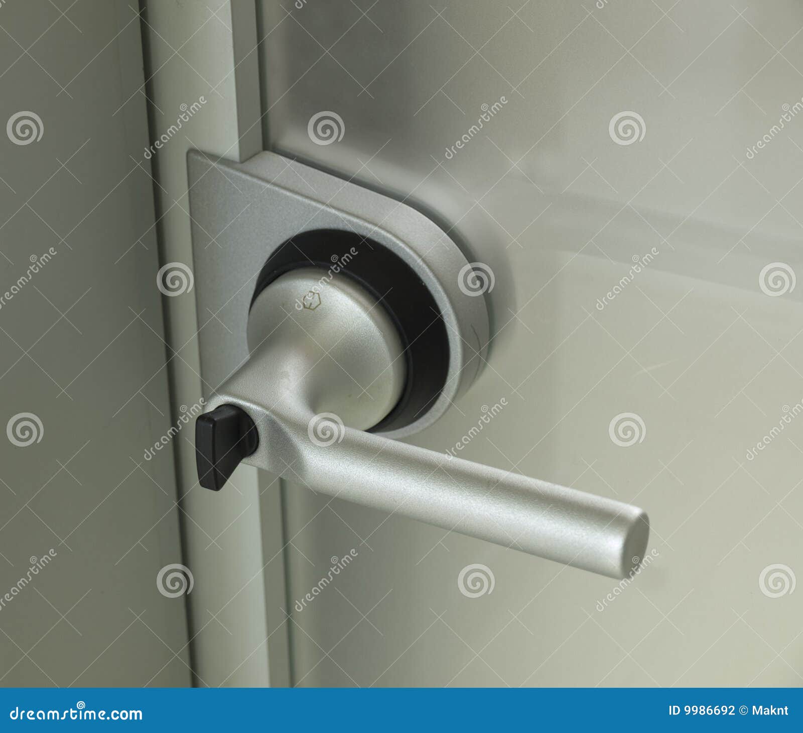 Het handvat van de deur stock foto. Image of knop, woon - 9986692