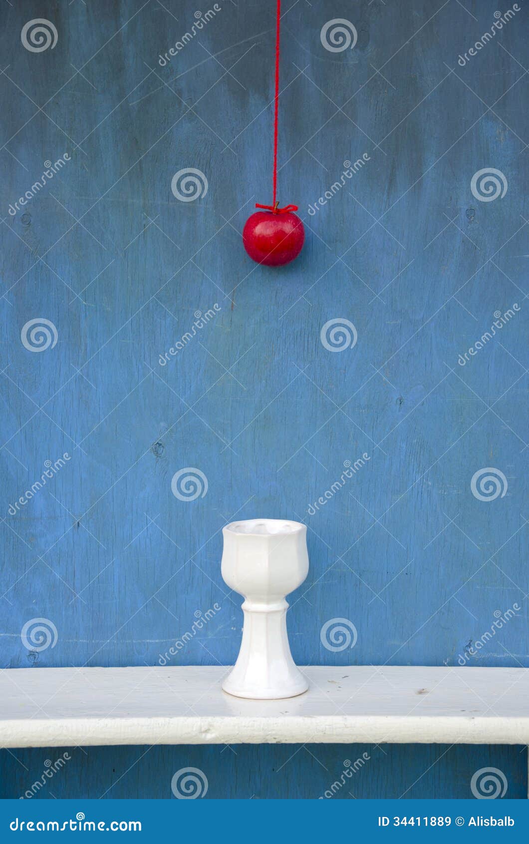 Het Hangen Van Rode Appel Op Koord En Witte Vaas Stock Afbeelding ...