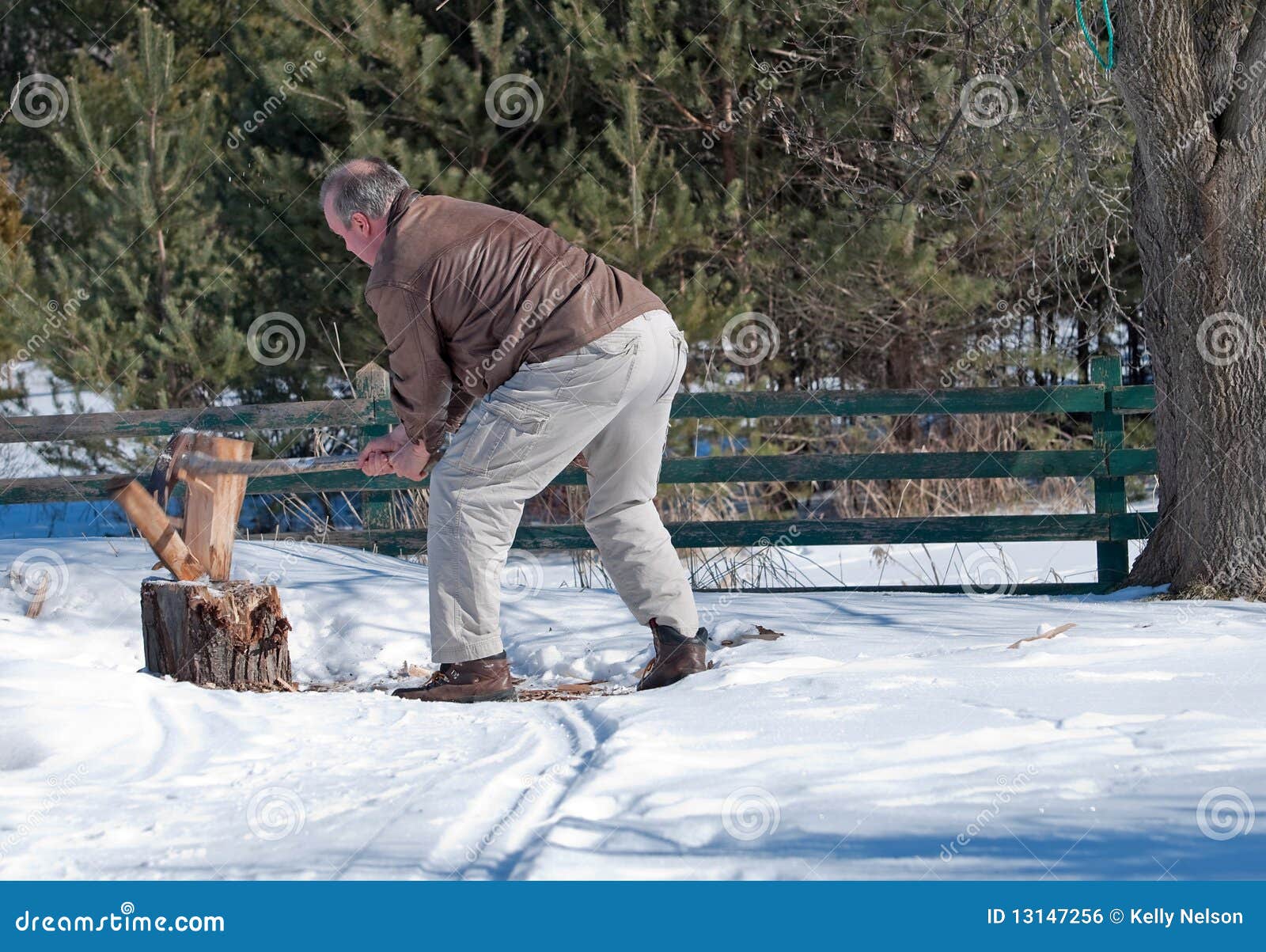 Het harde werk. stock foto. Image of hakken, handen, installatie - 13147256