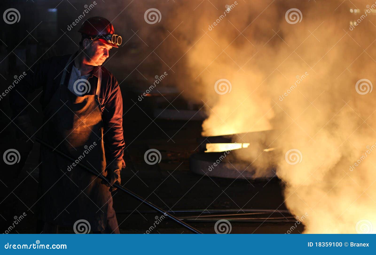 Het Harde Werk in De Gieterij Stock Foto - Image of stromen, brandwond ...