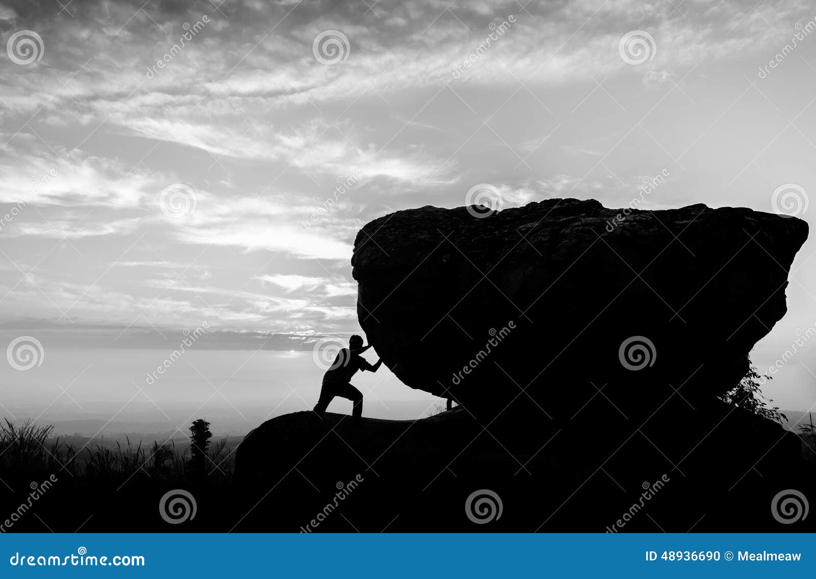 Het Harde Werk De Persoon Rolt De Rots Op Berg Stock Foto - Image of ...