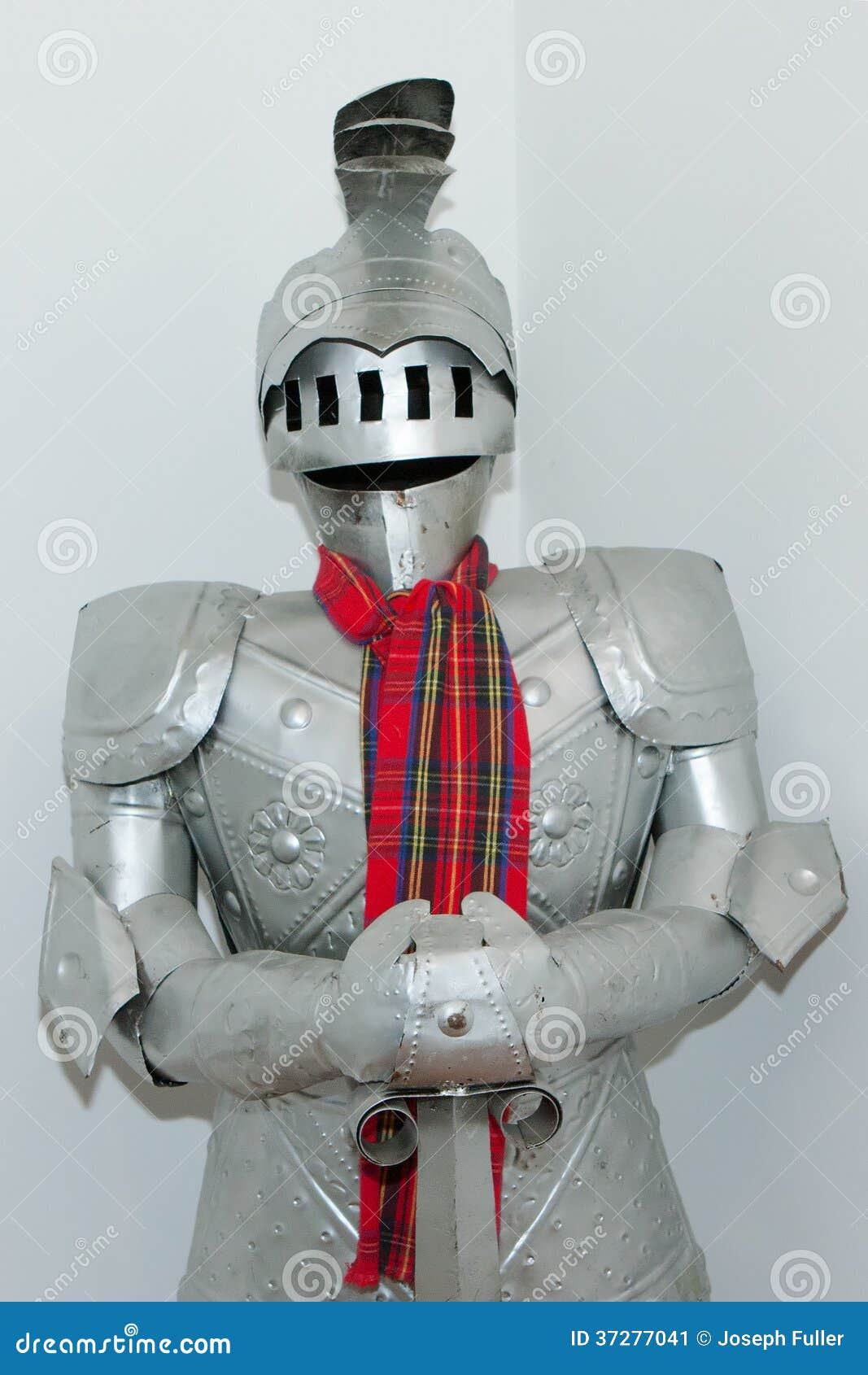 Het Harnas En De Helm Van De Middeleeuwse Ridder Stock Afbeelding ...