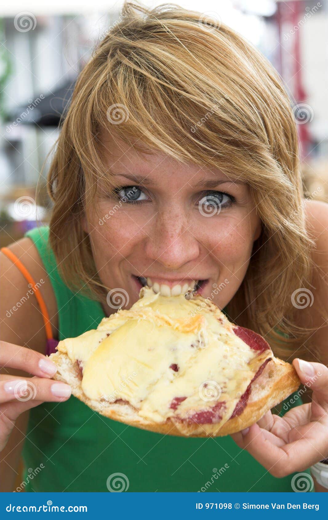 Het hebben van een beet stock foto. Image of lunch, persoon - 971098