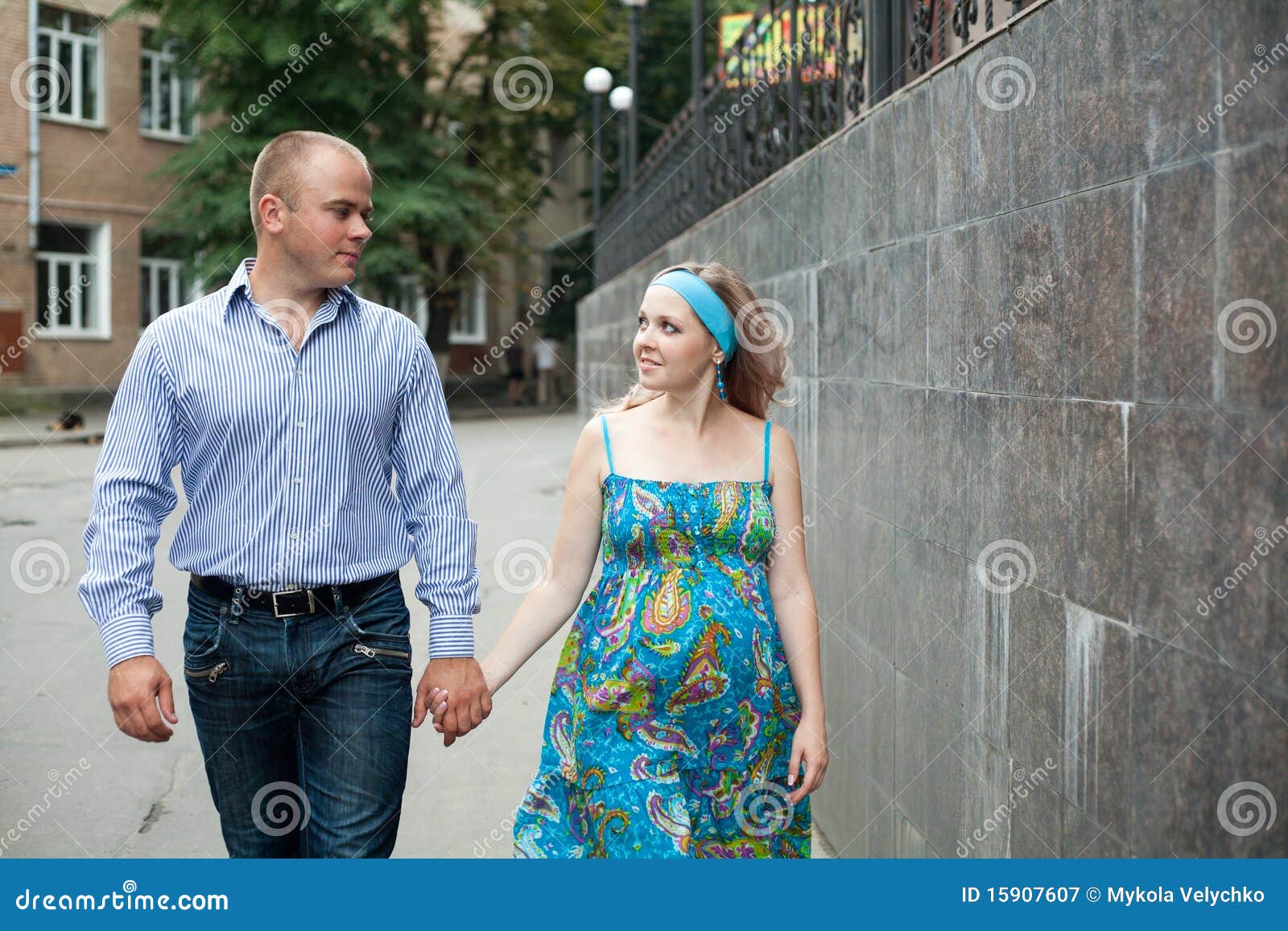 Het hebben van een gang stock afbeelding. Image of samen - 15907607