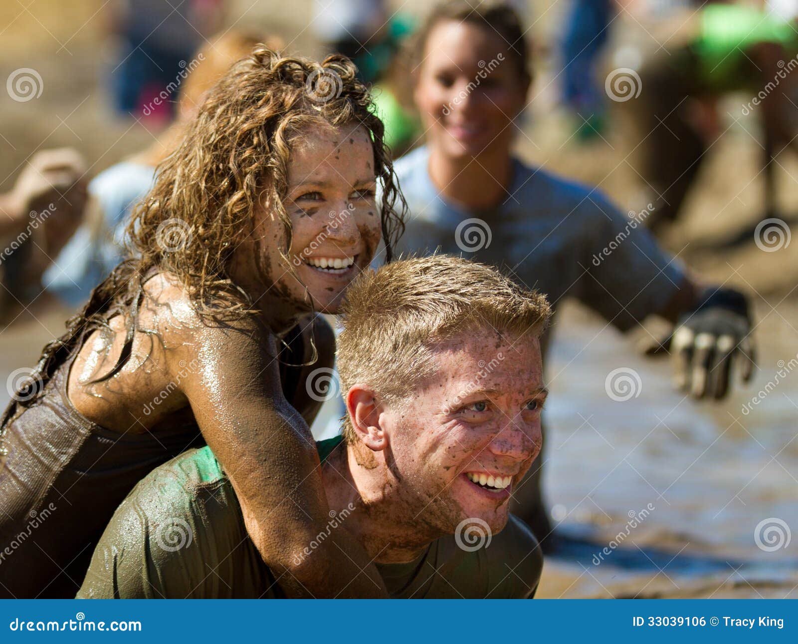 Het Hebben Van Pret Tijdens Het Ras Redactionele Foto - Image of vuil ...