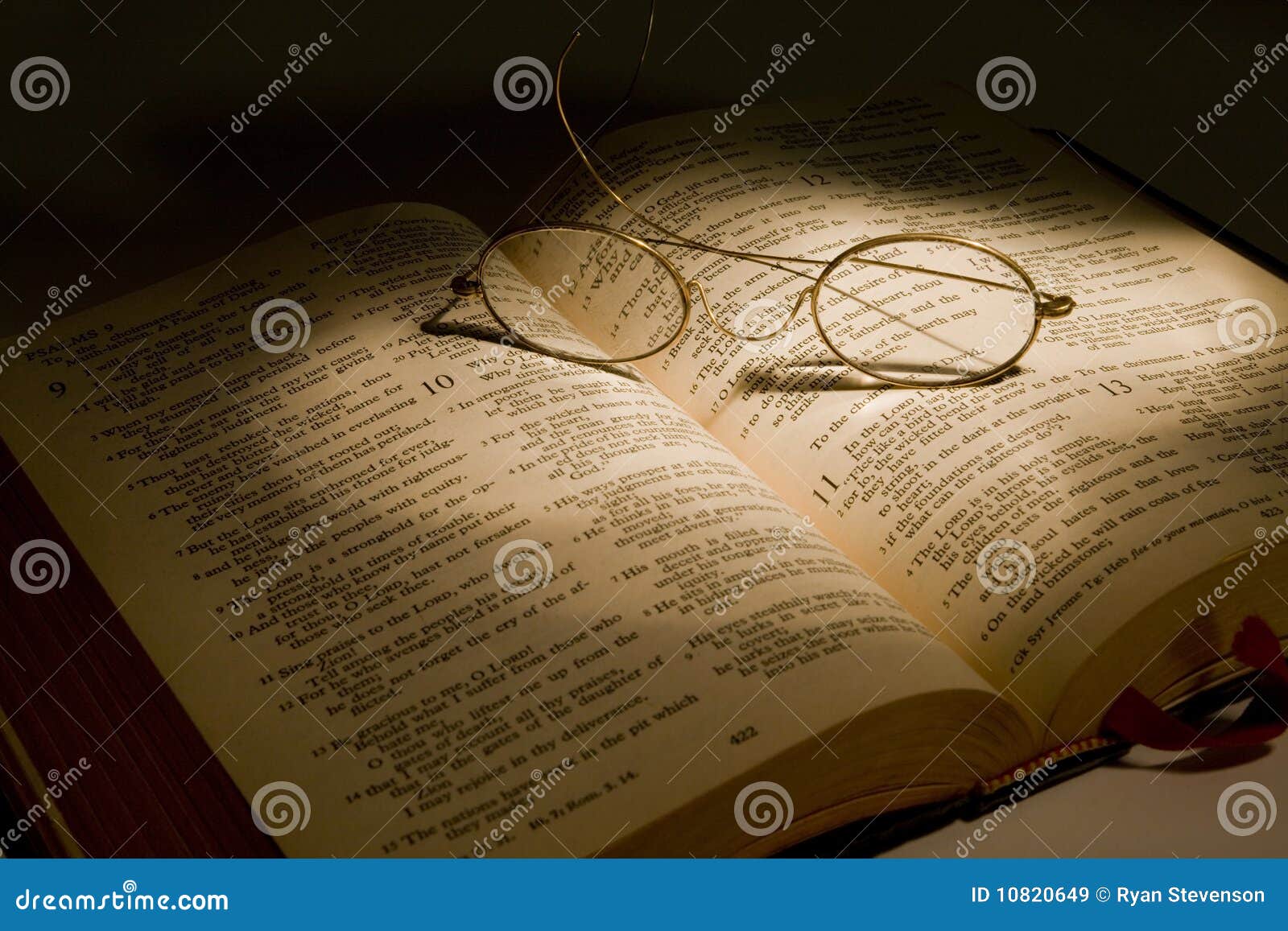 Het Heilige Schrift Van De Lezing Stock Afbeelding - Image of lees ...