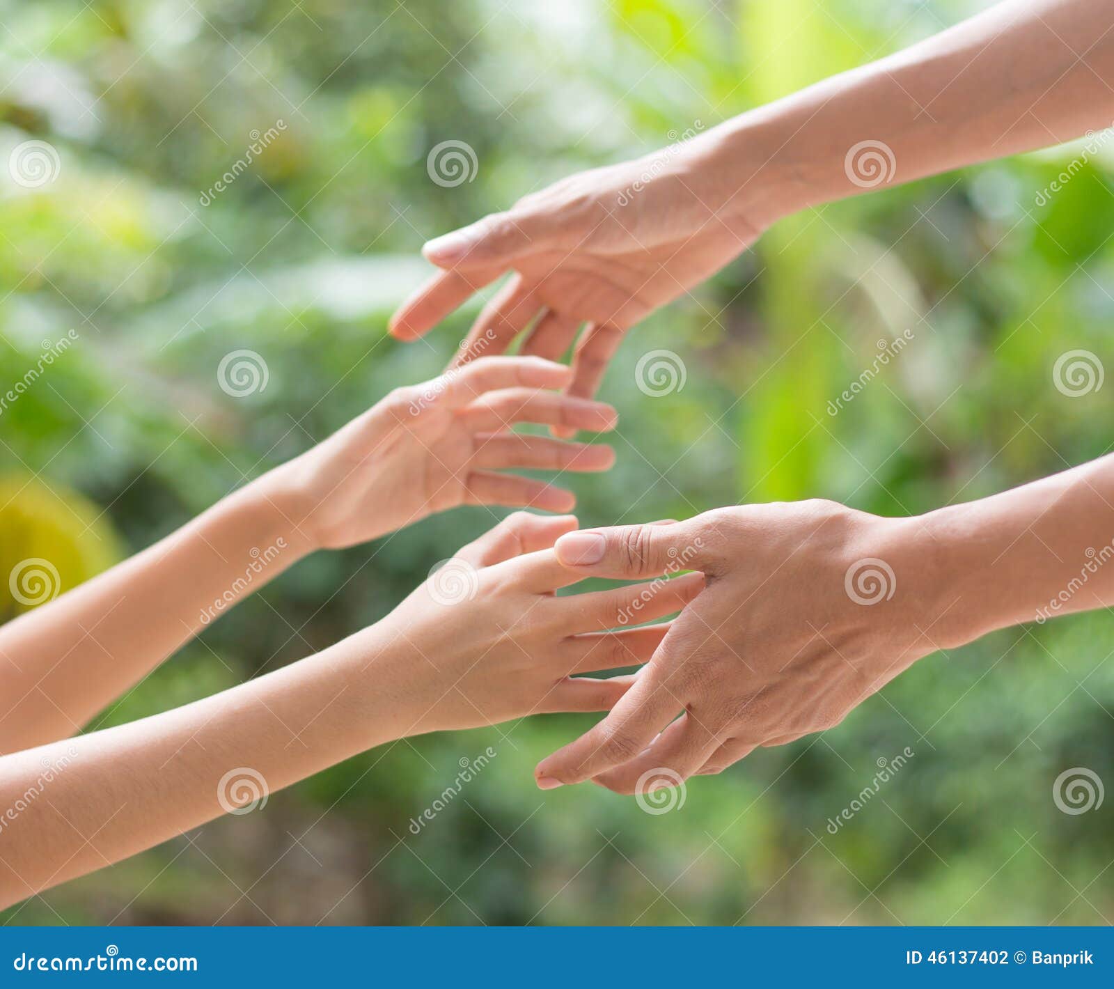 Het helpen van Handen stock foto. Image of nuttig, mensen - 46137402