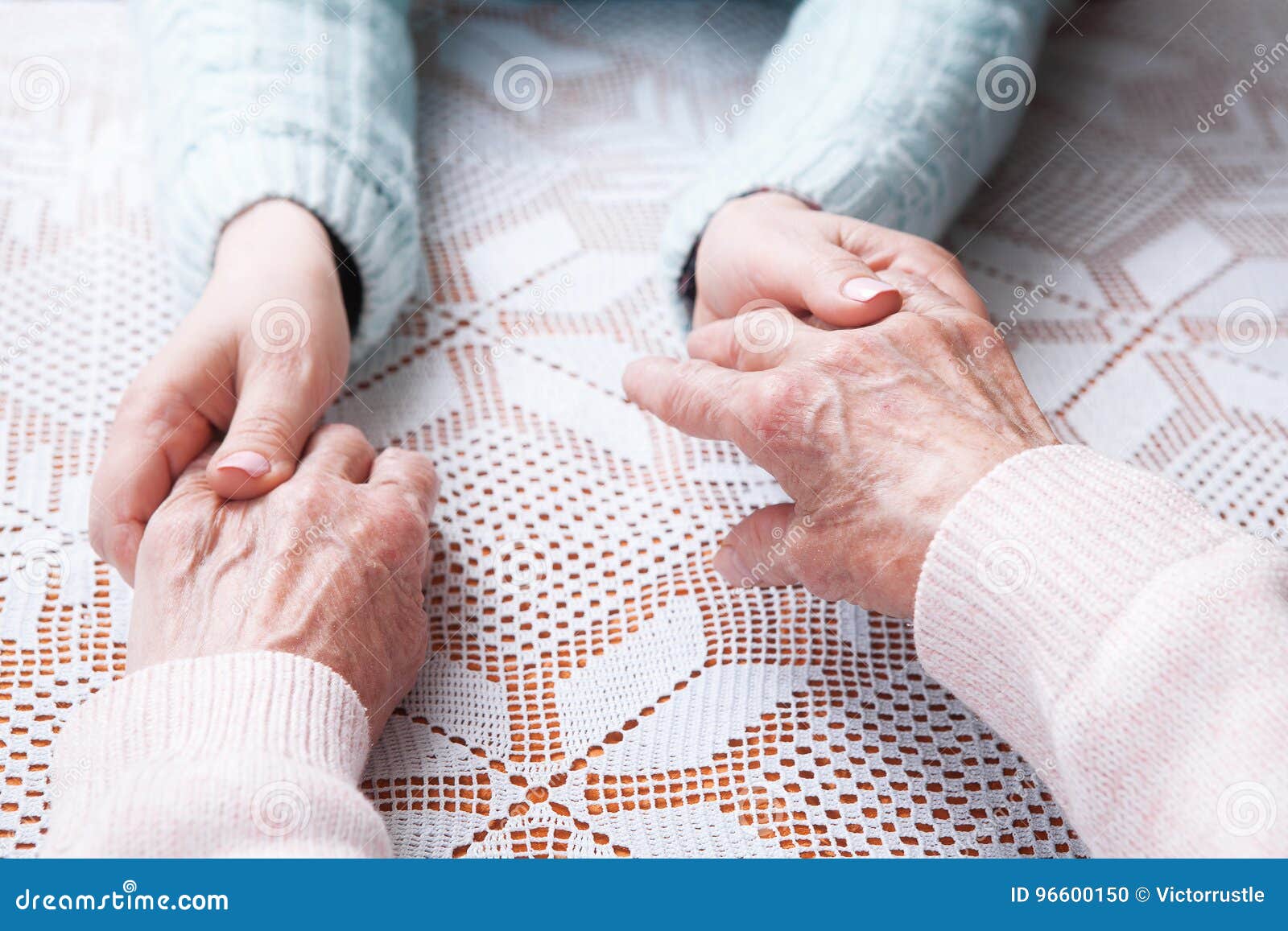 Het Helpen Van Handen, Zorg Voor Het Bejaarde Concept Stock Foto ...