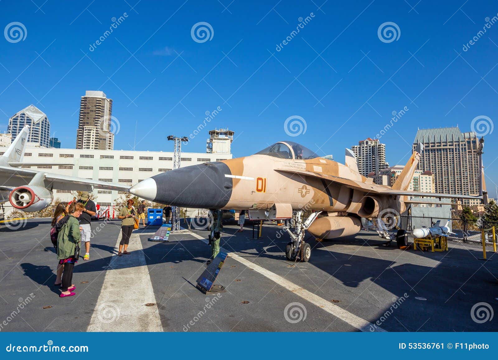 Het Historische Vliegdekschip, Centraal USS Redactionele Foto - Image ...