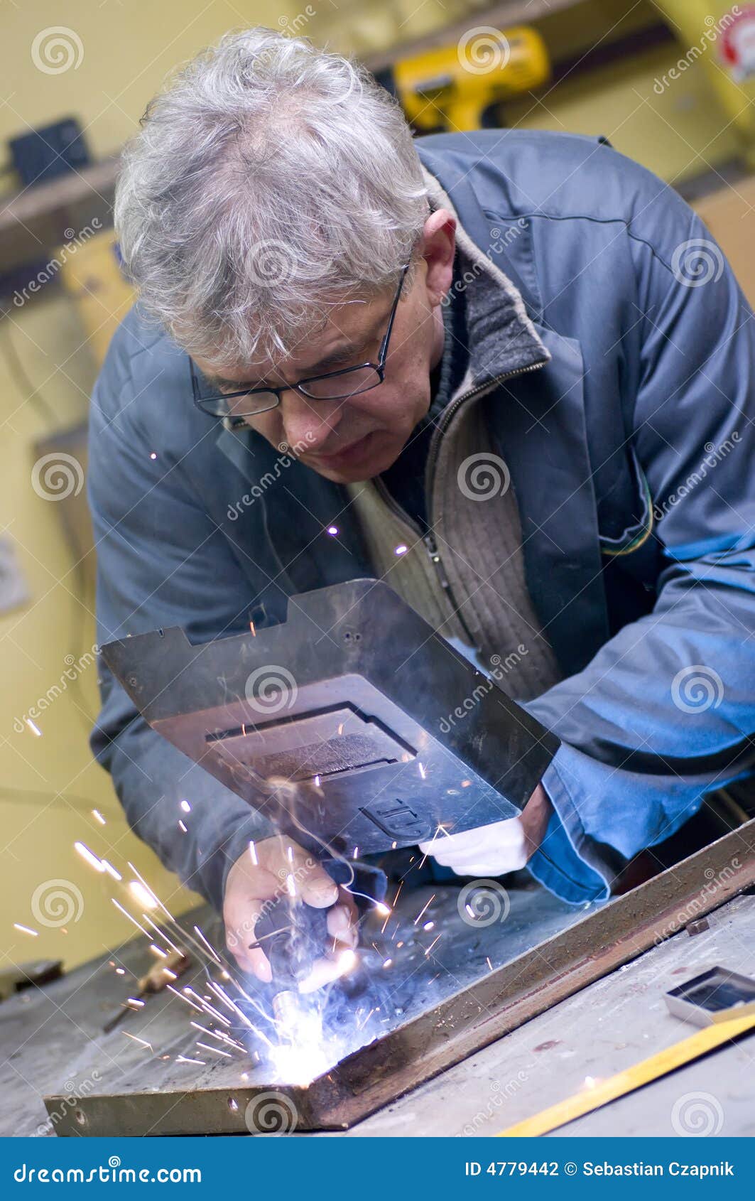 Het Hogere Arbeider Hanteren Stock Foto - Image of haar, smid: 4779442