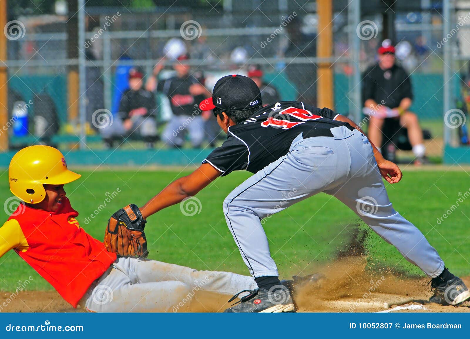 Het Honkbal Van De Jeugd Uit Bij Derde Redactionele Fotografie - Image ...