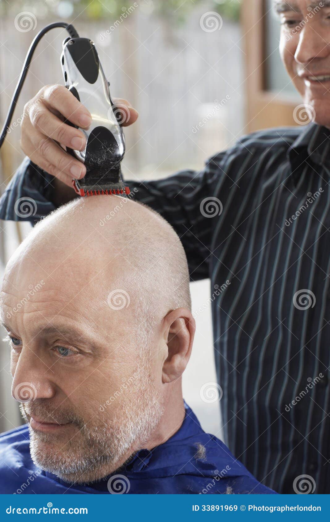 Het Hoofd Van Barber Shaving Senior Man Stock Afbeelding - Image of ... Het Hoofd Van Barber Shaving Senior Man Stock Afbeelding - Image of ...