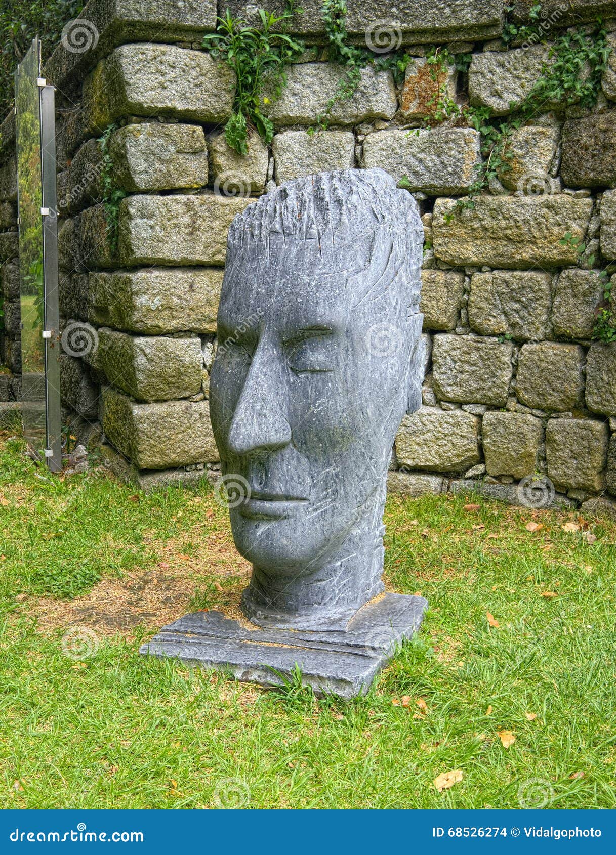 Het hoofd van de steen redactionele stock afbeelding. Image of ...