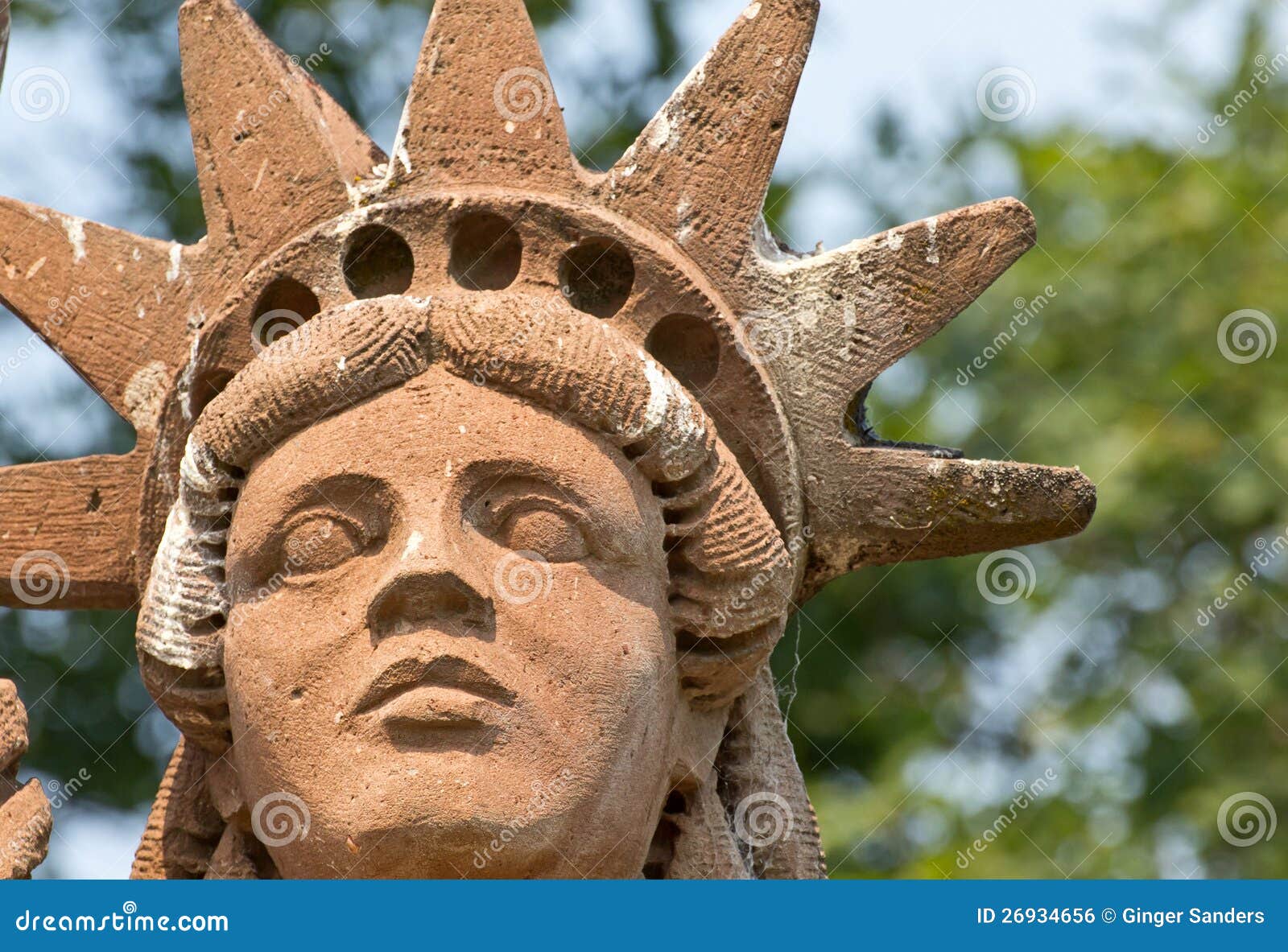 Het Hoofd Van Het Standbeeld Van Het Terracotta in Tuin Stock Foto ...