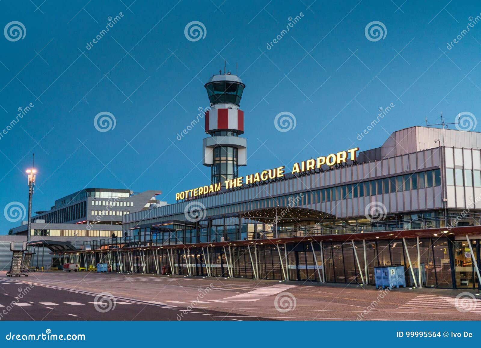 Het Hoofdgebouw Van De Luchthaven Van Rotterdam Den Haag Redactionele ...