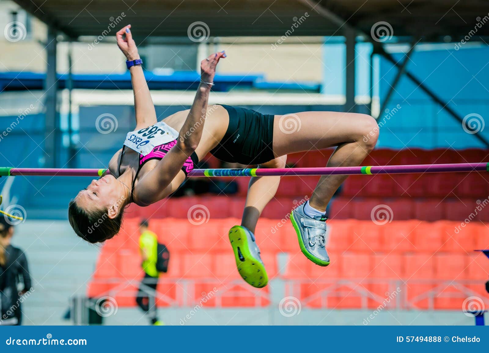 Het Hoogspringen Van De Meisjesatleet Redactionele Stock Foto - Image ...