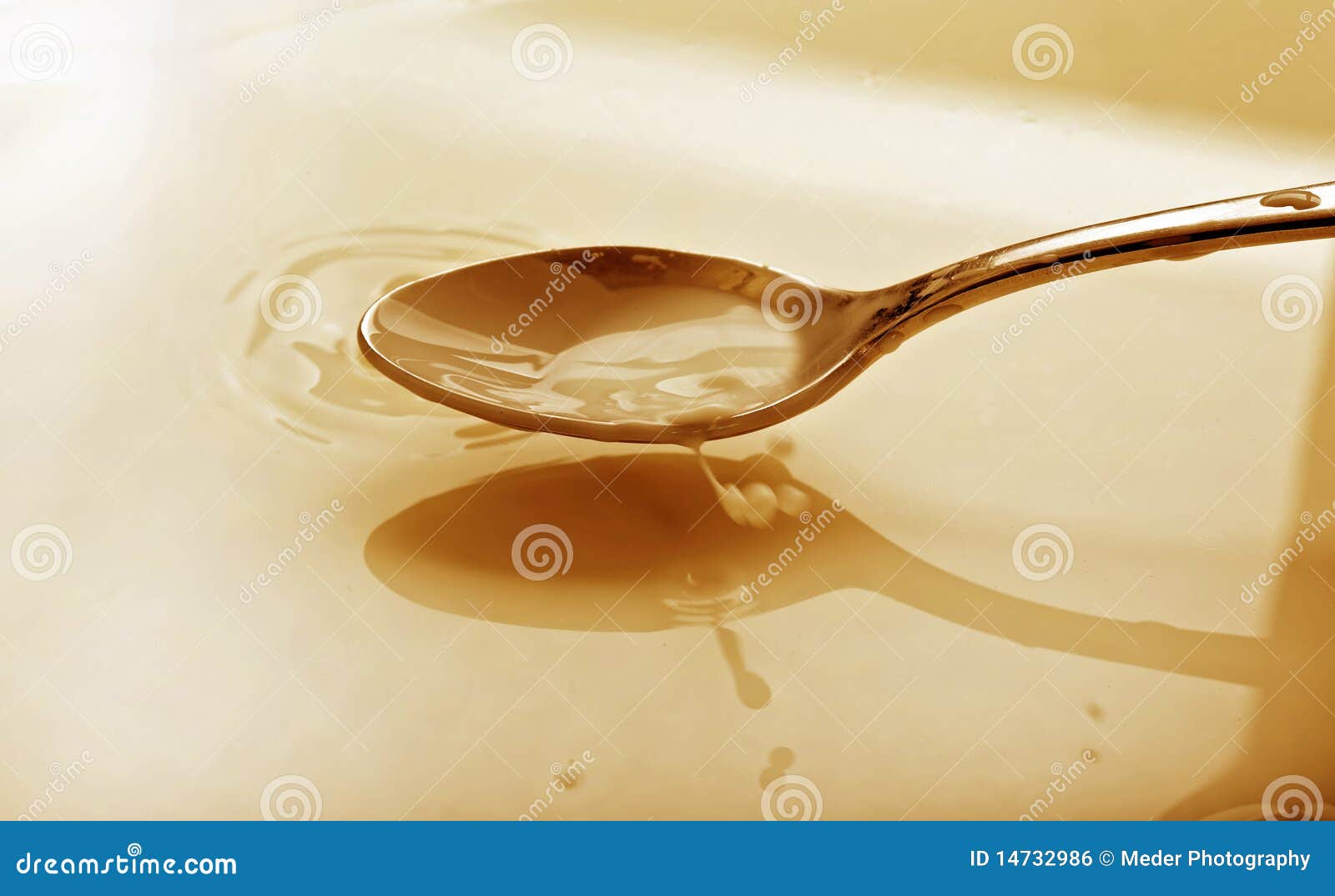 Het Hoogtepunt Van De Lepel Van Melk Stock Foto - Image of dieet ...