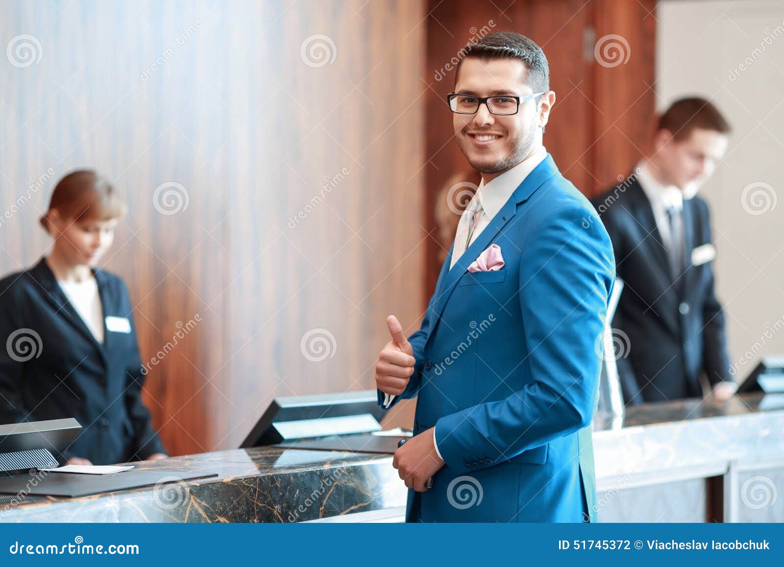 Het Hotel Heet Vandaag Een Gast Welkom Stock Foto - Image of knap ...