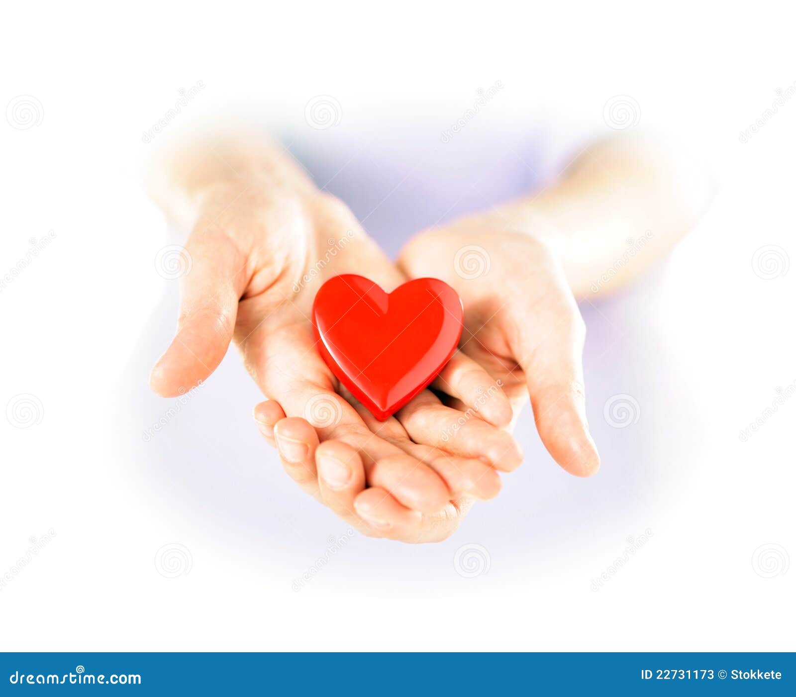 Het houden van een hart stock afbeelding. Image of handen - 22731173
