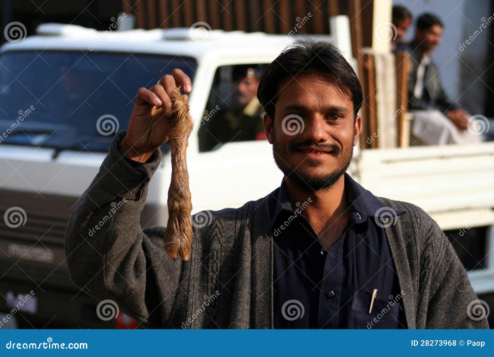 Het houden van een hoef redactionele stock foto. Image of vers - 28273968