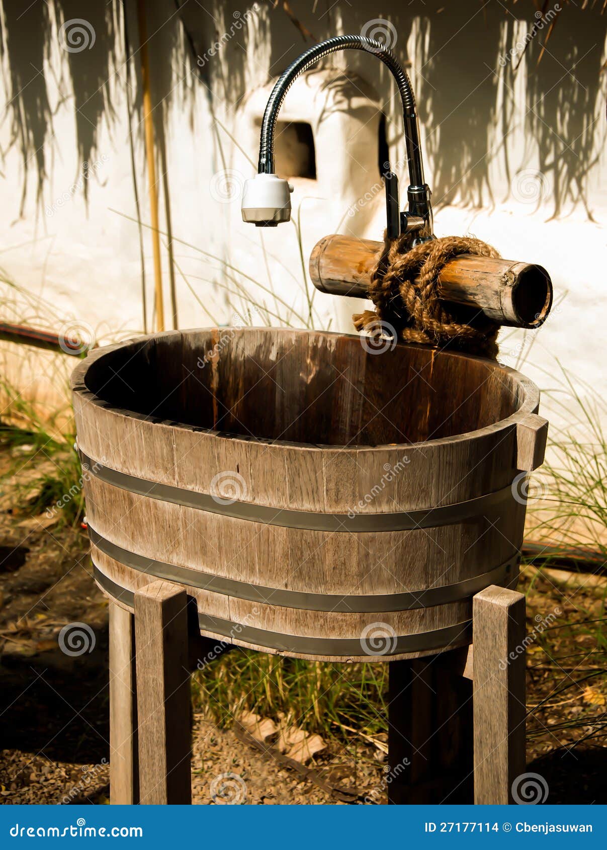 Het hout van de wasbak stock foto. Image of hygiëne, geïsoleerd - 27177114