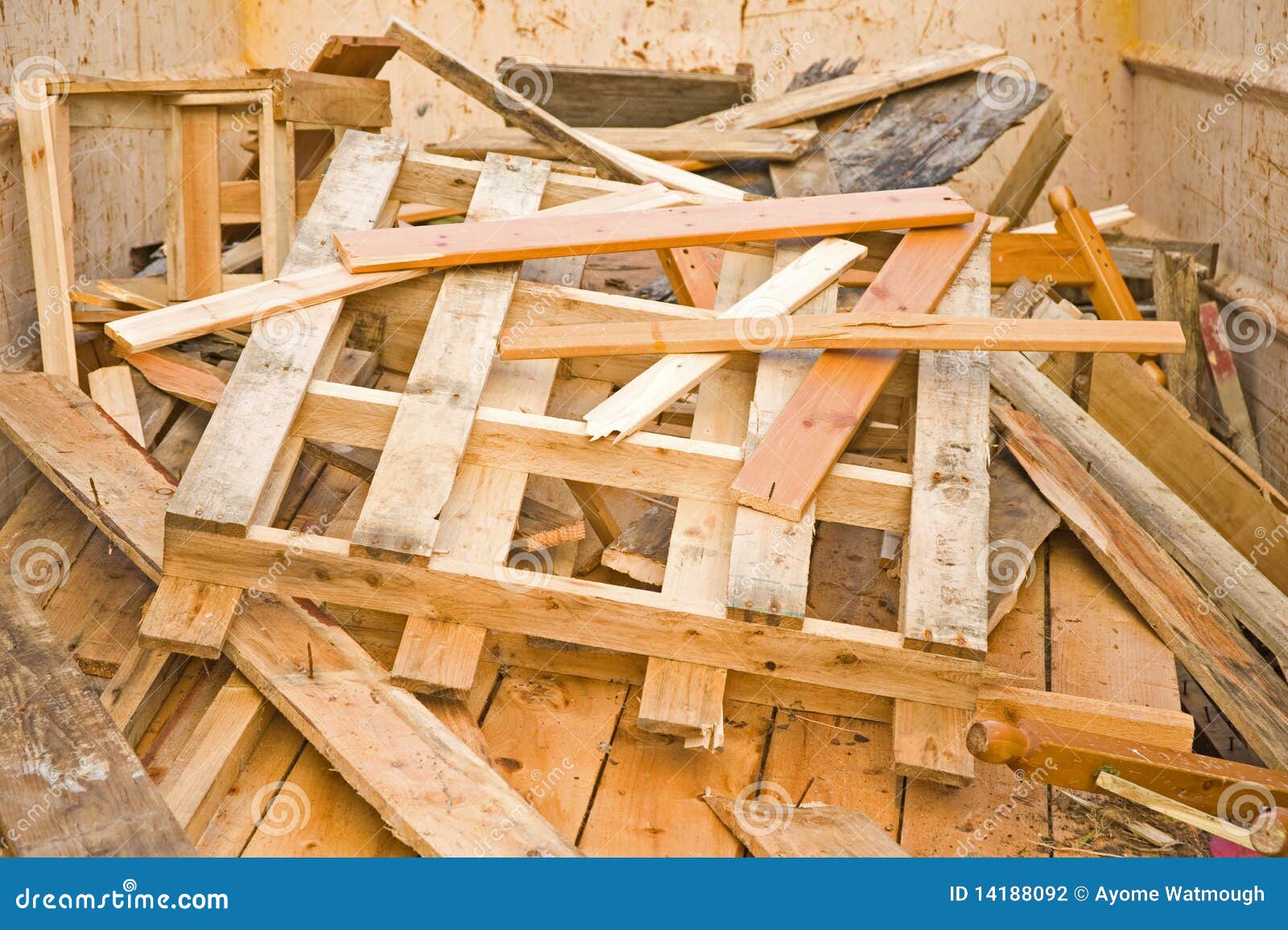 Het Hout Van Het Schroot in Recyclingsskip. Stock Foto - Image of ...
