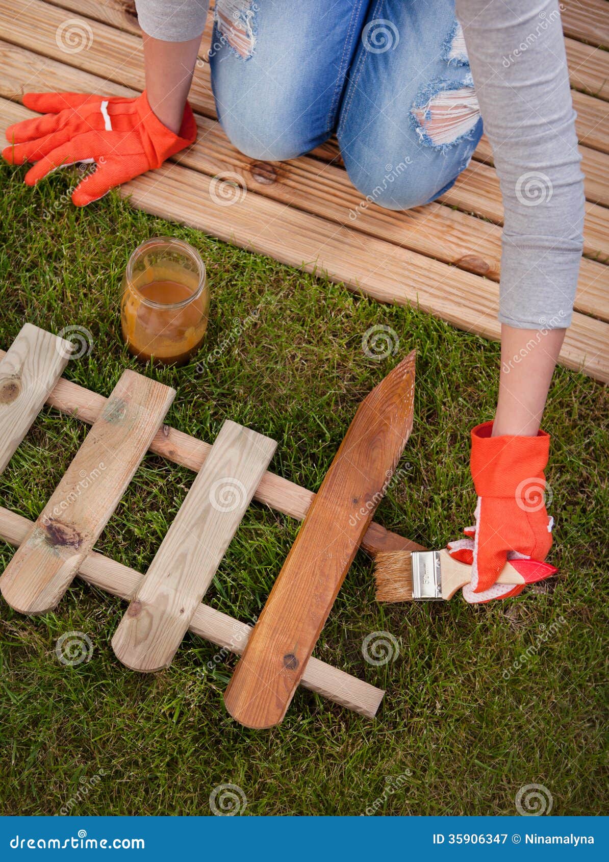 Het houten vernissen stock afbeelding. Image of architectuur - 35906347