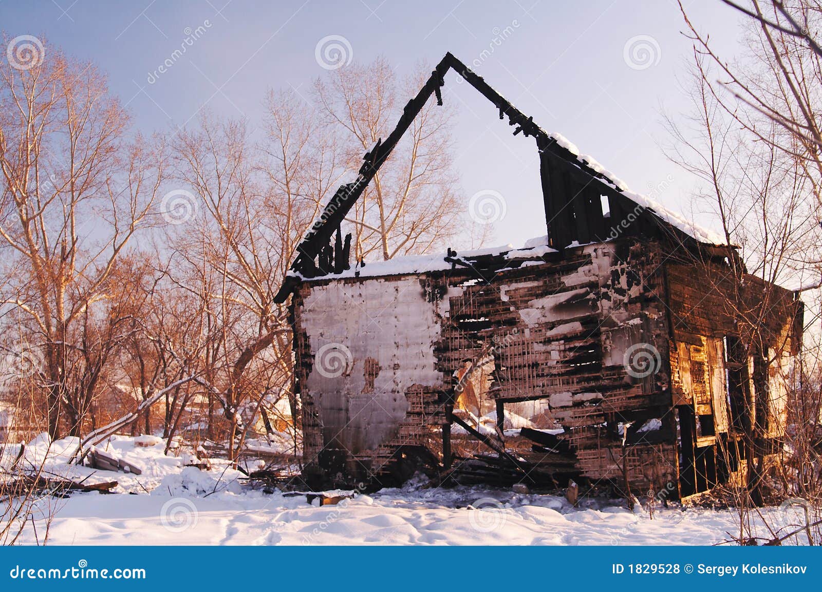 Het huis na een brand stock foto. Image of ramp, beschadigd - 1829528