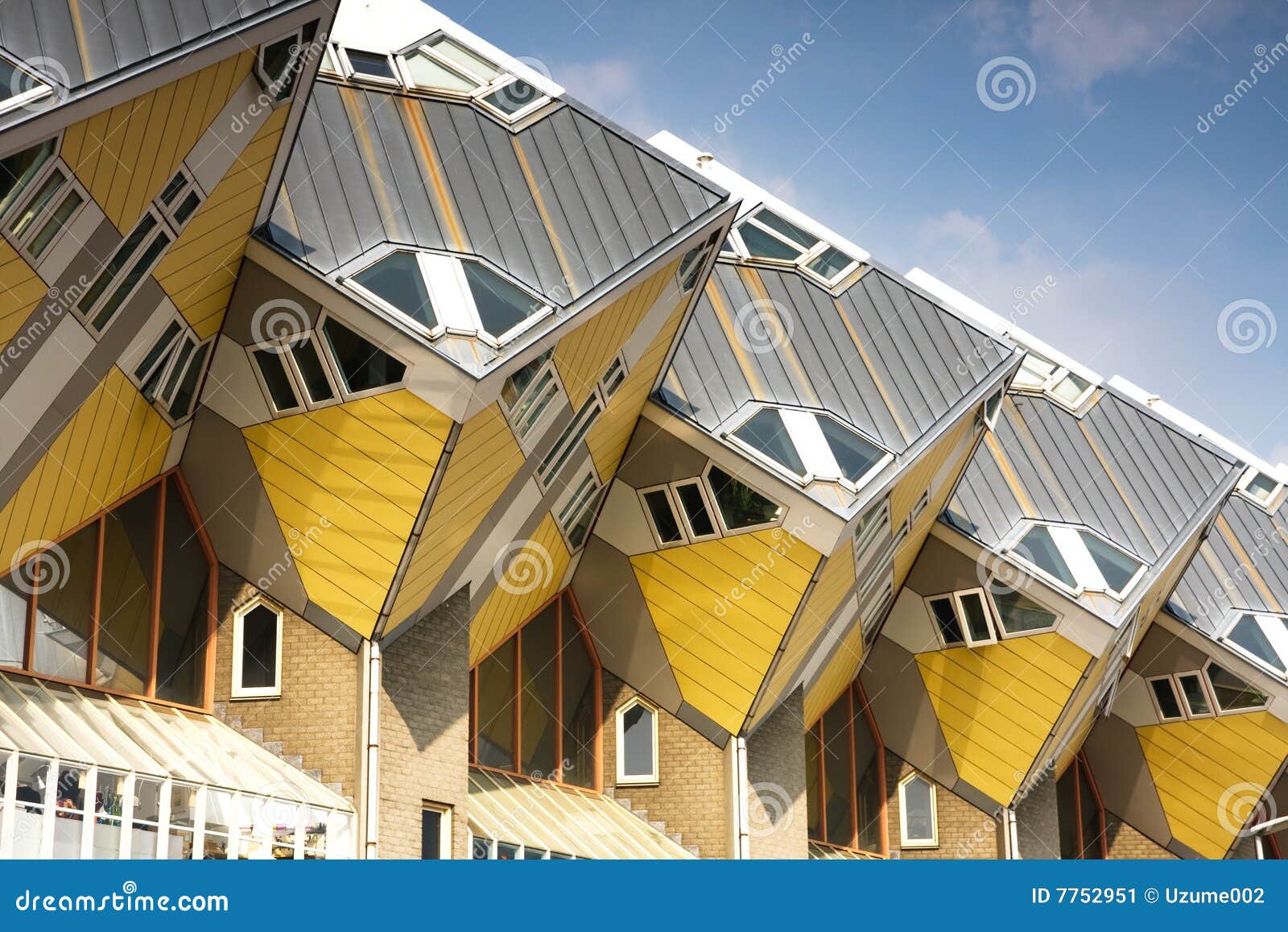 Het Huis van de kubus stock afbeelding. Image of reis - 7752951