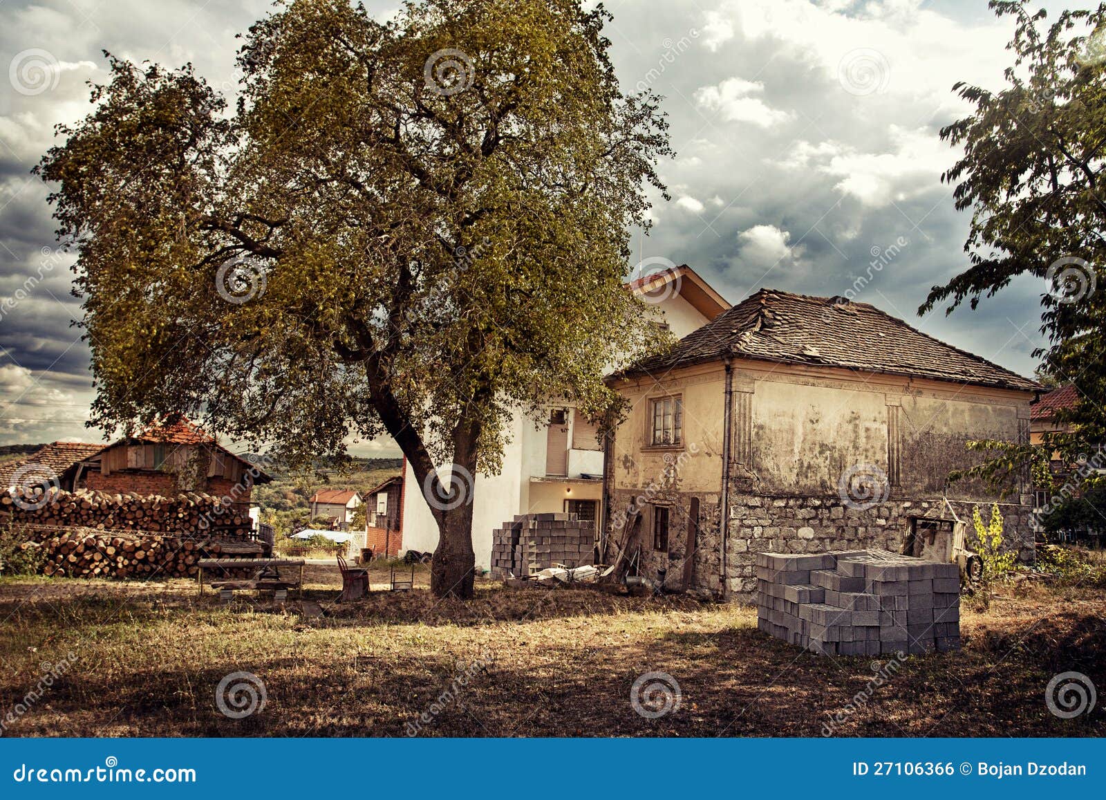 Het Huis Van Het Dorp Met Boom Stock Foto - Image of huis, nave: 27106366