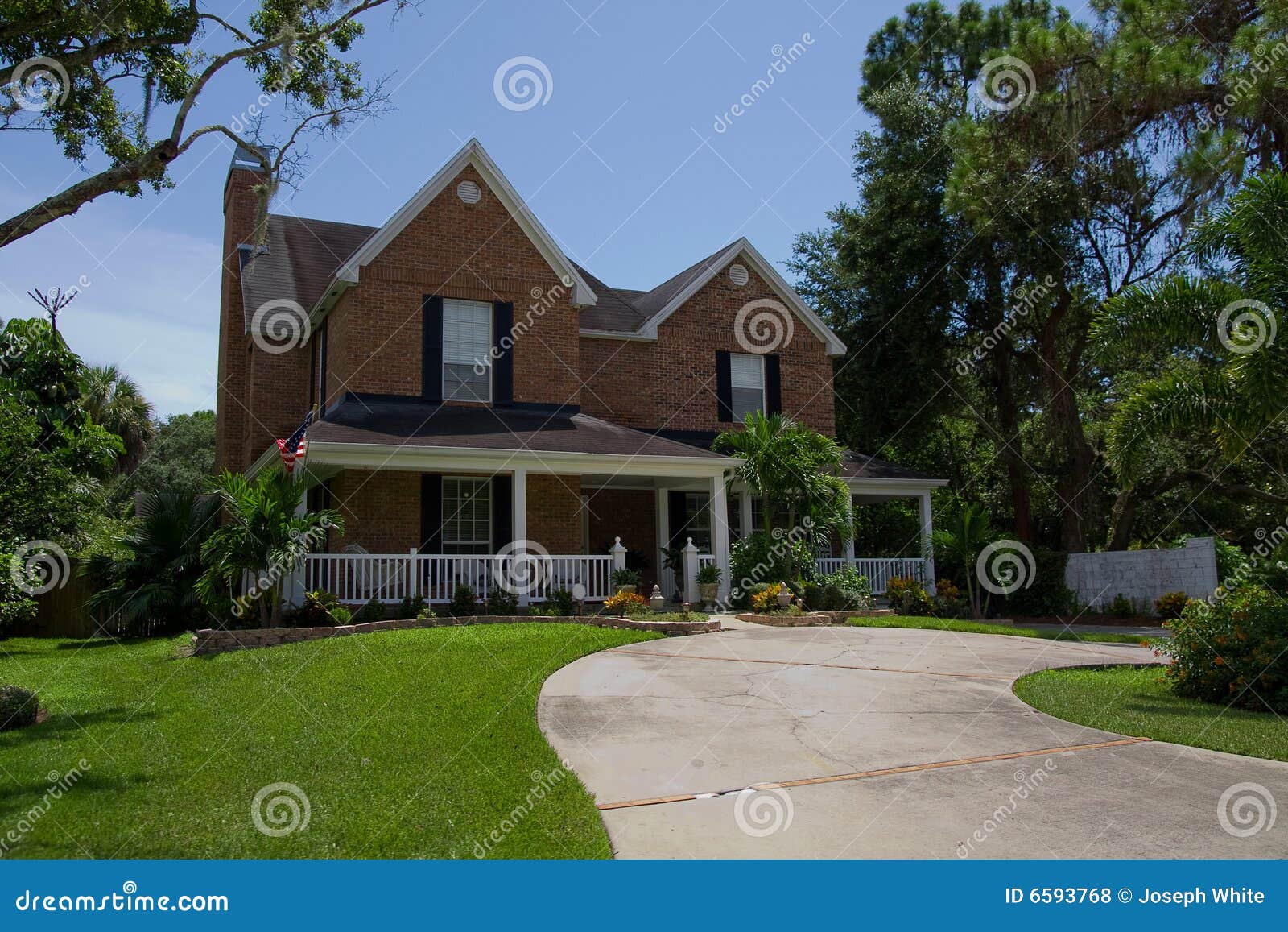 Het Huis van Nice stock foto. Image of oprijlaan, huizen - 6593768