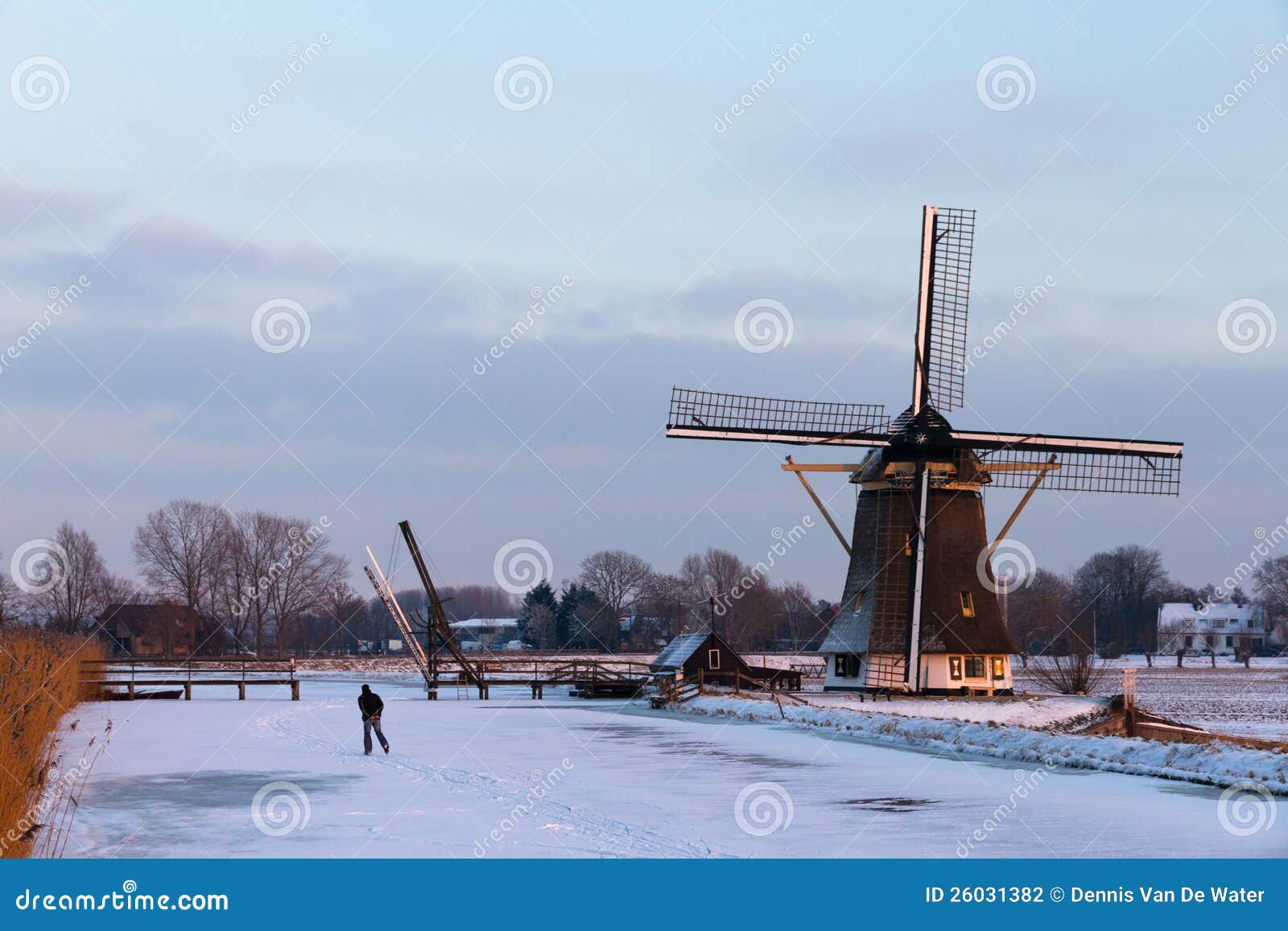 Het Ijs Van De Winter Het Schaatsen Molen Stock Foto - Image of ...