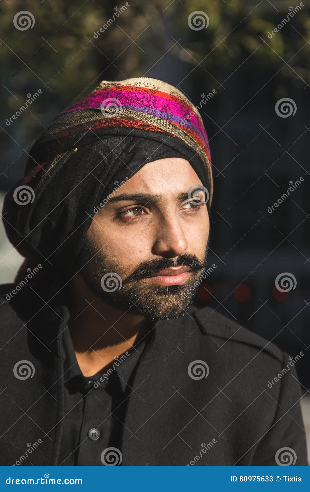 Het Indische Mens Stellen in Een Stedelijke Context Stock Afbeelding ...