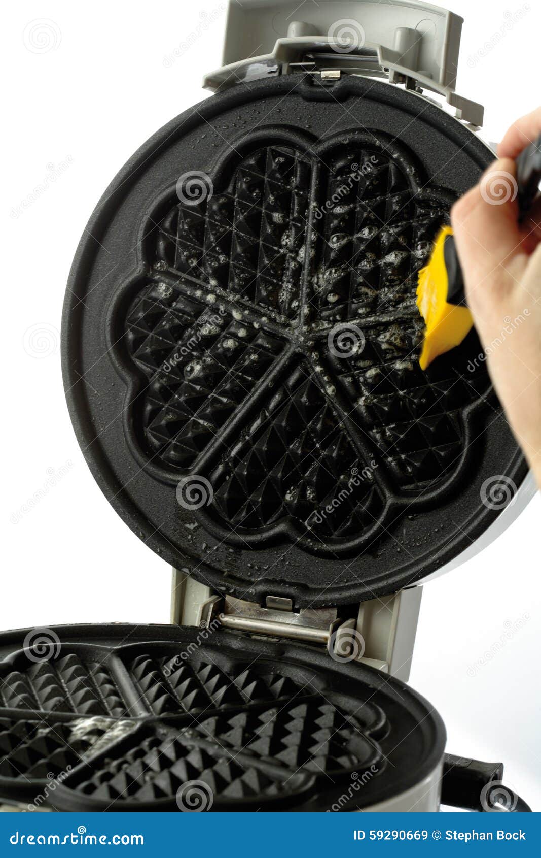 Het Invetten Van Wafelijzer Met Borstel, Close-up Stock Afbeelding ...