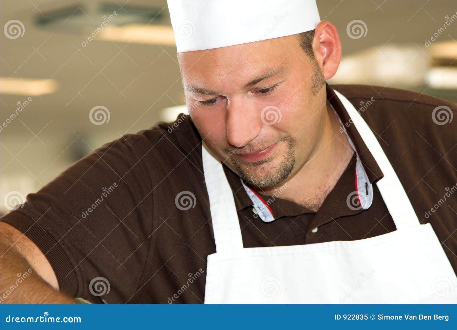 Het Italiaanse Chef-kok Geconcentreerd Werken Stock Afbeelding - Image ...