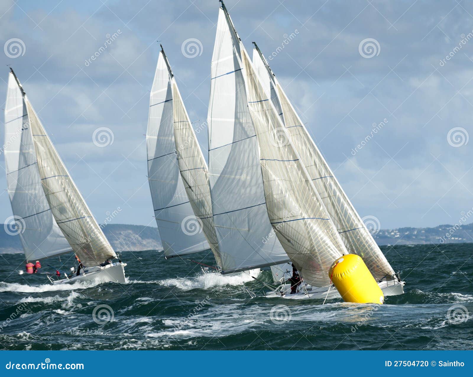 Het Jacht Van De Vloot Bij Regatta Stock Foto - Image of boot, boei ...