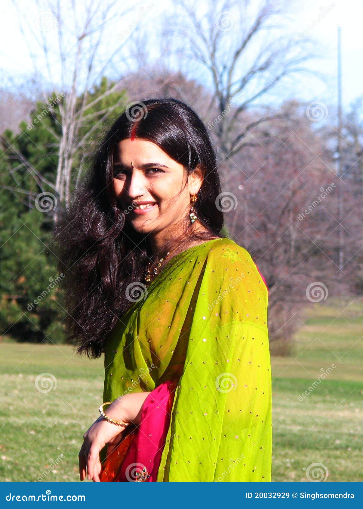 Het Jonge Indische Vrouw Glimlachen Stock Afbeelding - Image of ...