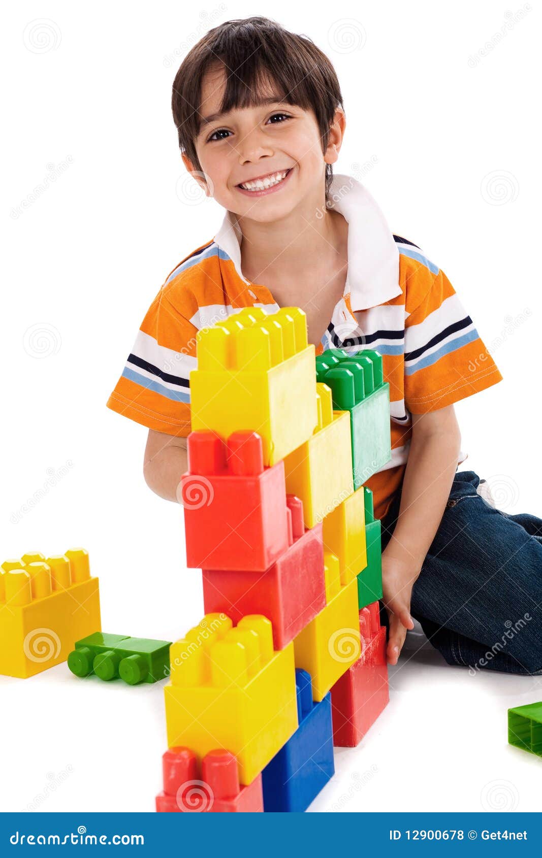 Het Jonge Jongen Spelen Met Bouwstenen Stock Foto - Image of ...