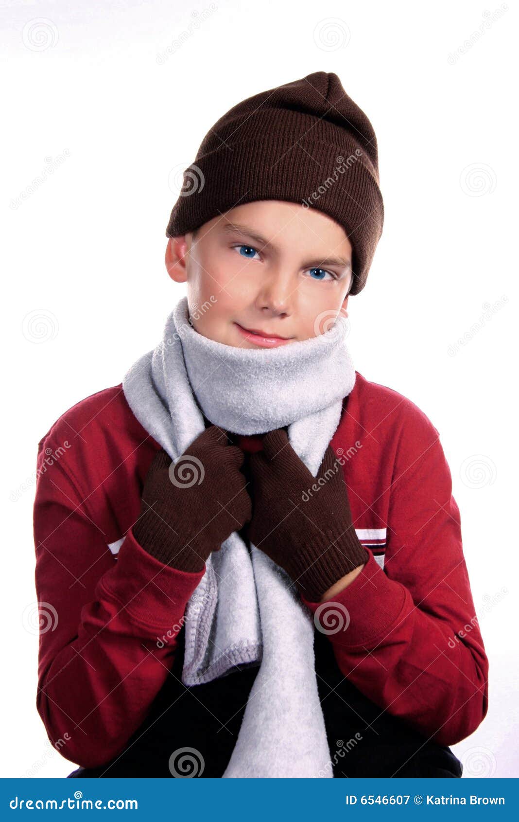 Het Jonge Kind Bundelde in De Warme Kleding Van De Winter Samen Stock ...