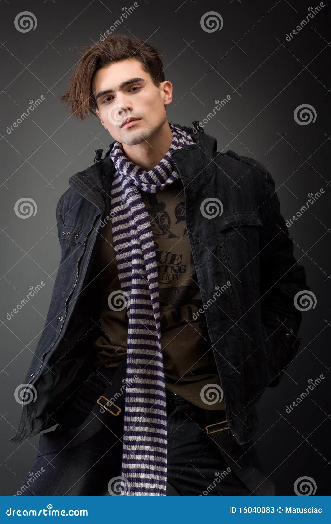 Het Jonge Mannelijke Model Van Handsom Met Ernstige Houding Stock ...