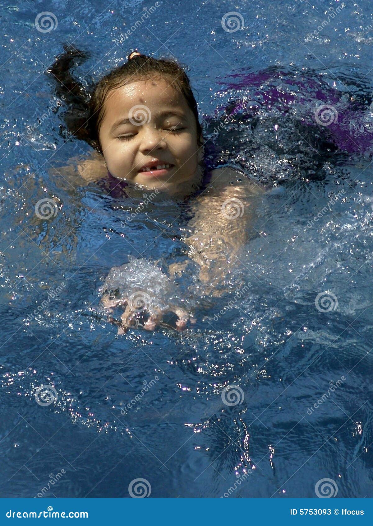 Het jonge meisje zwemmen stock afbeelding. Image of kind - 5753093