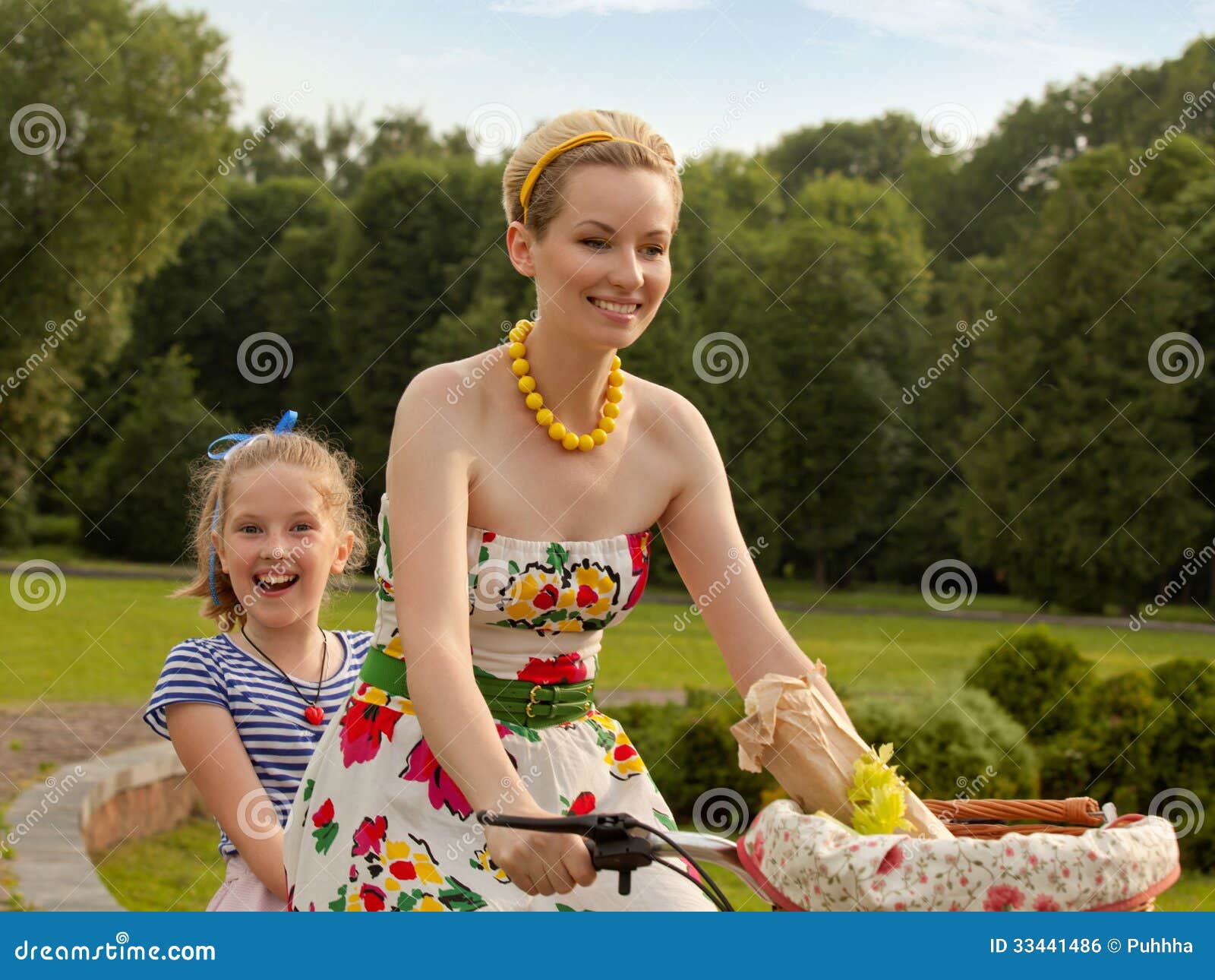 Het Jonge Moeder En Dochter Spelen. Moederdag. Stock Foto - Image of ...