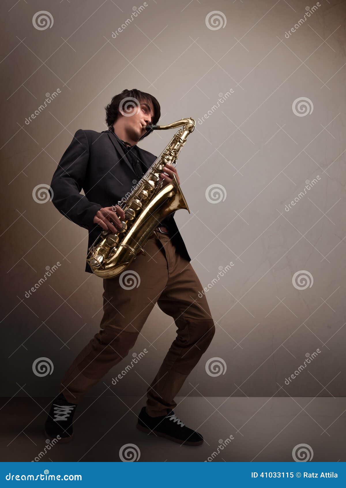 Het Jonge Musicus Spelen Op Saxofoon Stock Afbeelding - Image of ...