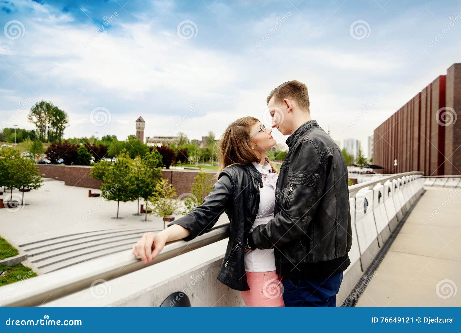 Het Jonge Paar Kussen Op De Brug Stock Afbeelding - Image of vriend ...