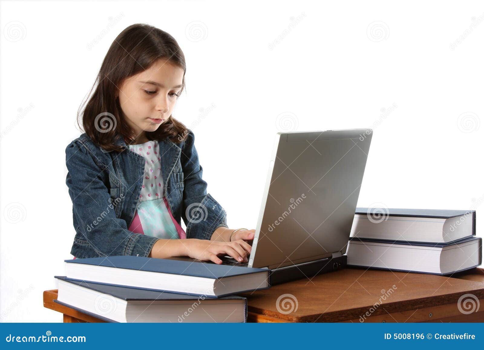 Het Jonge Typen Van Het Meisje/van Het Kind Op Laptop Computer Stock ...