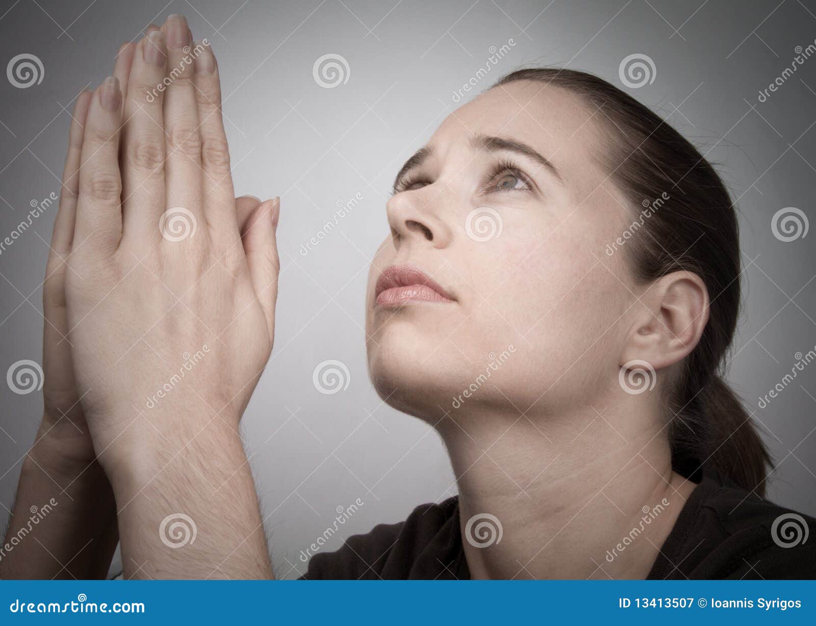 Het jonge vrouw bidden stock afbeelding. Image of gesloten - 13413507