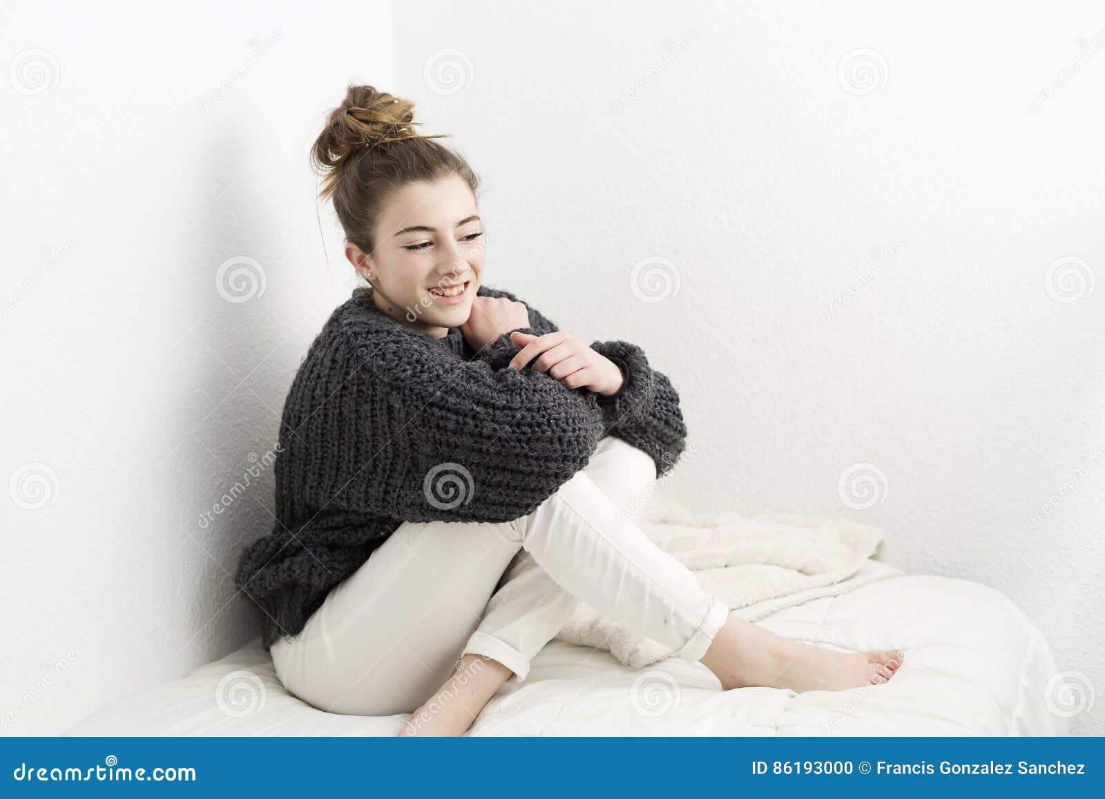 Het Jonge Vrouw Ruiken Op Een Witte Achtergrond Stock Foto - Image of ...