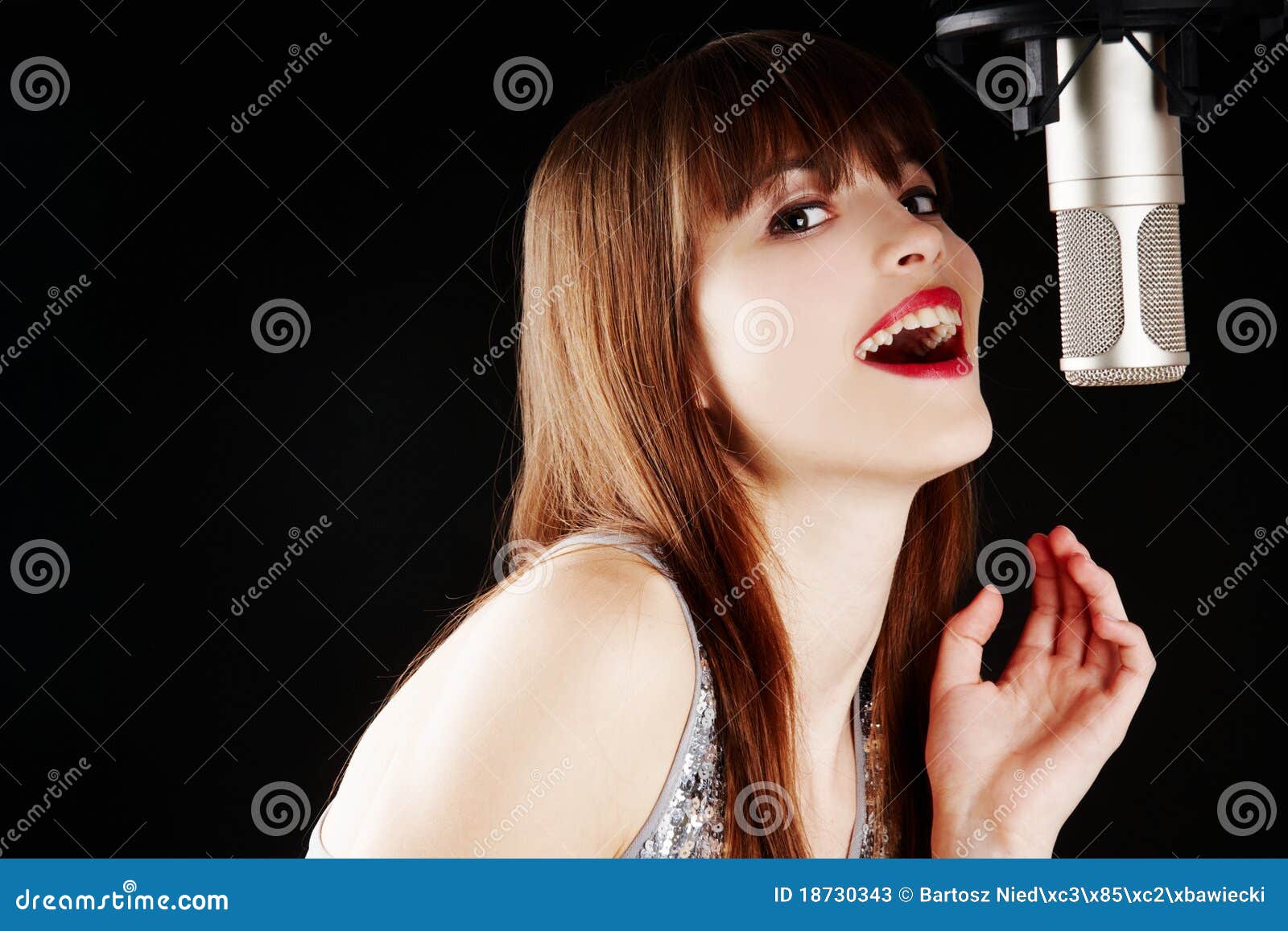 Het Jonge Vrouw Zingen Aan De Microfoon in Een Studio Stock Afbeelding ...